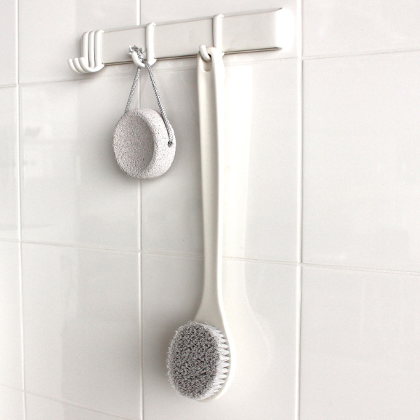 marna マーナ ボディブラシ かため やわらかめ B714 B713 （ 背中 ボディーブラシ 背中ケア 抗菌 体洗い バス用品 背中ブラシ ボディタオル 硬め カーブ 抗菌剤入り きれい ...