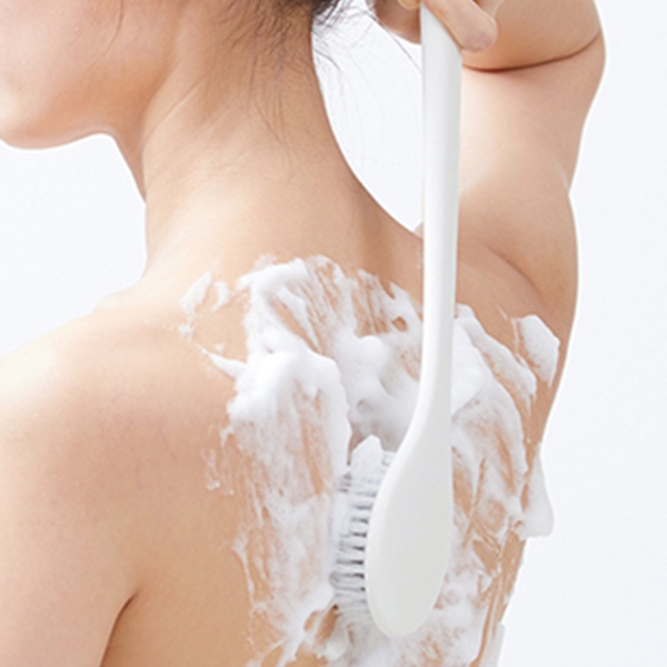 marna マーナ ボディブラシ かため やわらかめ B714 B713 （ 背中 ボディーブラシ 背中ケア 抗菌 体洗い バス用品 背中ブラシ ボディタオル 硬め カーブ 抗菌剤入り きれい ...