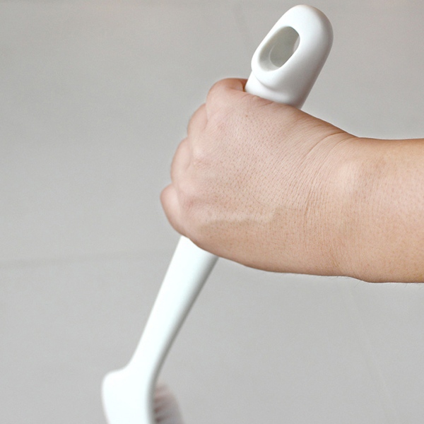 marna マーナ ボディブラシ かため やわらかめ B714 B713 （ 背中 ボディーブラシ 背中ケア 抗菌 体洗い バス用品 背中ブラシ ボディタオル 硬め カーブ 抗菌剤入り きれい ...