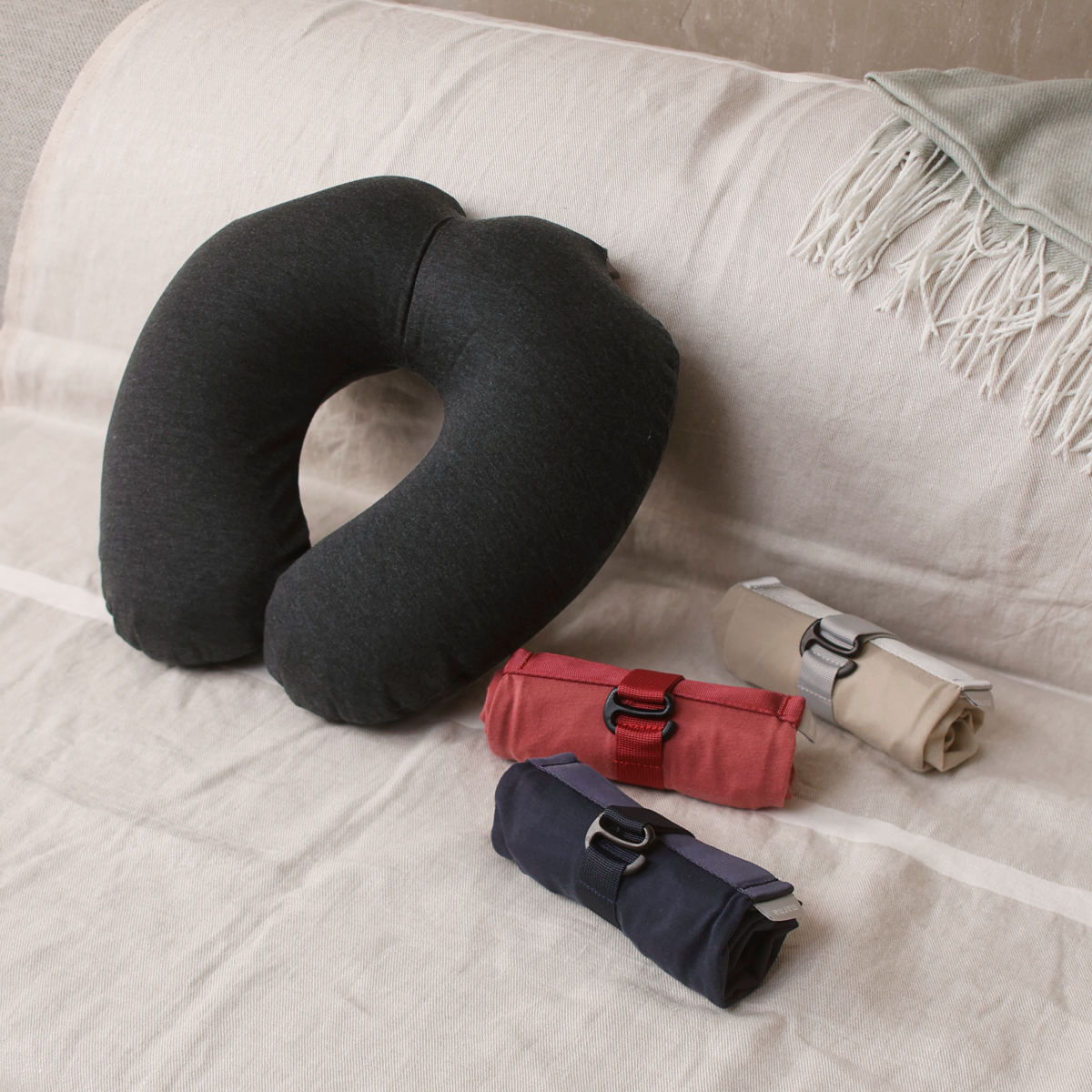 dショッピング |marna マーナ fuu ネックピロー S49 （ 車用 飛行機 エアー 車 コンパクト 折りたたみ 洗える トラベルグッズ 子供 大人 エアピロー おしゃれ 持ち運び ...